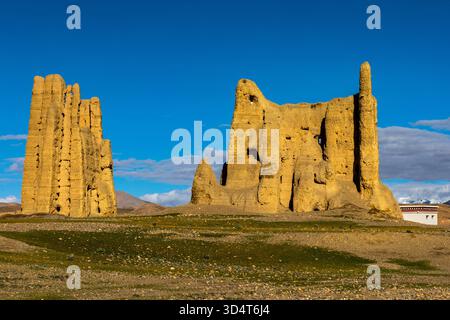 SHIGATSE, CHINA - 25. SEPTEMBER 2025 - Ruinen der alten Burg in Nyalam ...