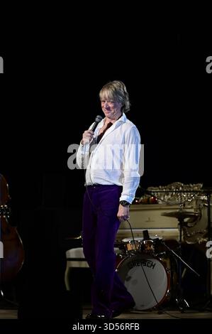 Der Entertainer und Musiker Helge Schneider posiert und musiziert mit ...