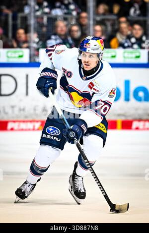 Maximilian Daubner (EHC Red Bull München, #70) verteidigt gegen Josh ...