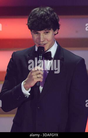 Saenger Wincent Weiss - ARD Live Show Adventsfest der 100,000 Lichter ...