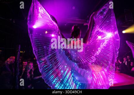 Eine Tänzerin mit schillernden Flügeln tritt auf der Bühne der Make ...