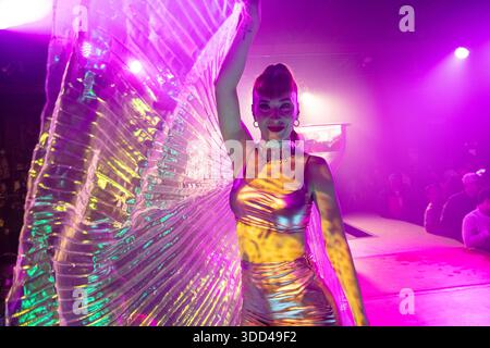 Eine Tänzerin mit schillernden Flügeln tritt auf der Bühne der Make ...