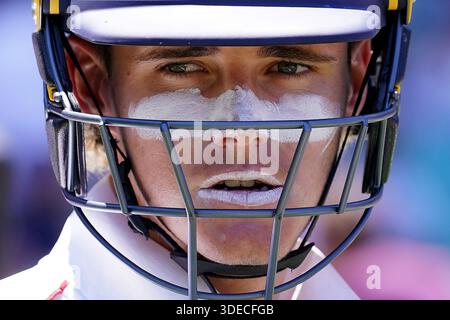 Der Englands Jacob Bethell verlässt die Umkleidekabinen am vierten Tag ...