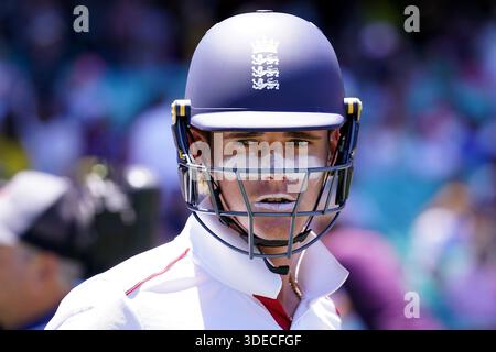 Der Englands Jacob Bethell verlässt die Umkleidekabinen am vierten Tag ...