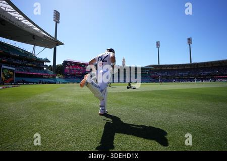 Der Englands Jacob Bethell verlässt die Umkleidekabinen am vierten Tag ...
