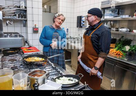 Frau Doubtfire / Dustin Smailes und Sebastian lege beim Zubereiten ...