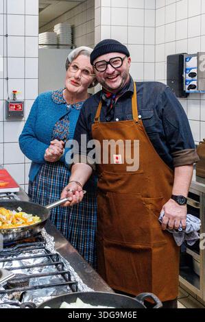 Frau Doubtfire / Dustin Smailes und Sebastian lege beim Zubereiten ...