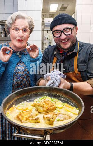 Sebastian lege beim Zubereiten eines cremigen One-Pan-Chicken im Paris ...