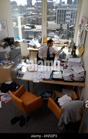 Unordentliche Geschäft Büro mit Stapeln von Dateien und ungeordnet ...