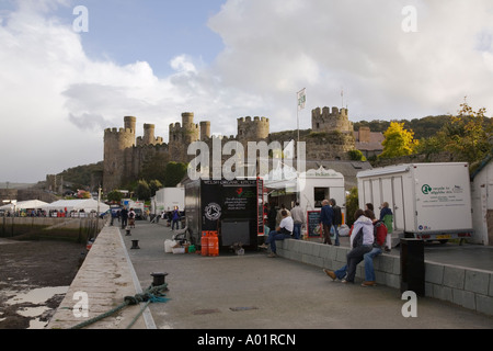 Die mittelalterliche Stadtmauer von Conwy, Nord-Wales, stammt aus dem ...