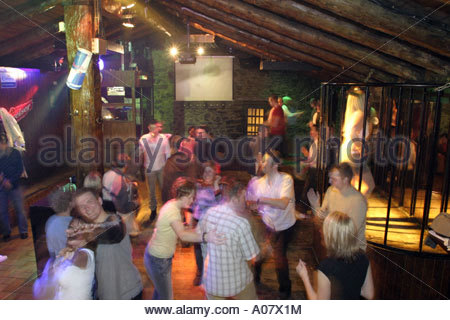 Andorra, Soldeu, Menschen tanzen in der Disco Pussycat Bar Stockfoto ...