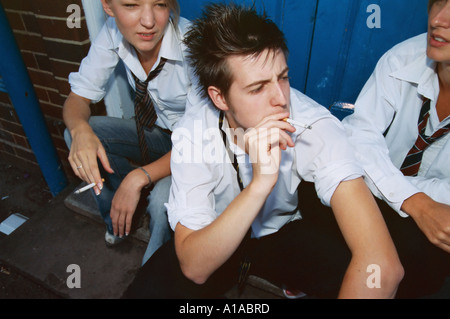 Teenager Schulmädchen Rauchen einer Zigarette Stockfotografie - Alamy