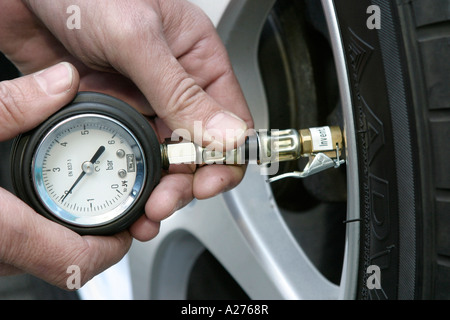 Reifen, Detail, Hand, Messgerät, treten Tiefe Vorderrad, Motorrad ...