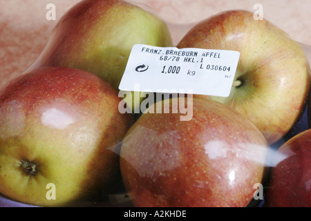 Supermarkt Äpfel verpackt mit Folie und label Stockfotografie - Alamy
