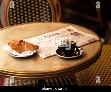 Typische französische Café Frühstück in der Brasserie Le Musset in ...