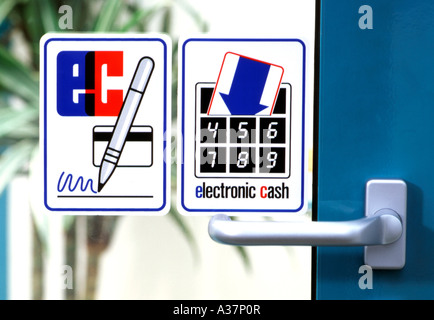 Blick auf EC (Electronic Cash) Logo / Neon-Schild mit Tastatur und eine ...