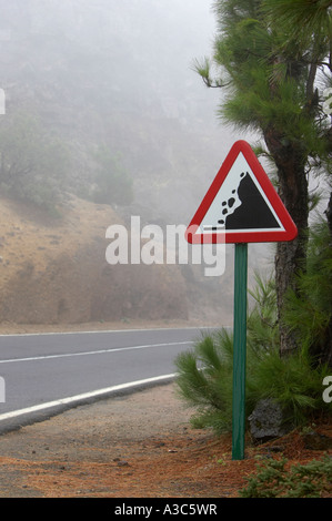 locker fallende Felsen Warnung dreieckigen Roadsign an der Bergstrasse ...