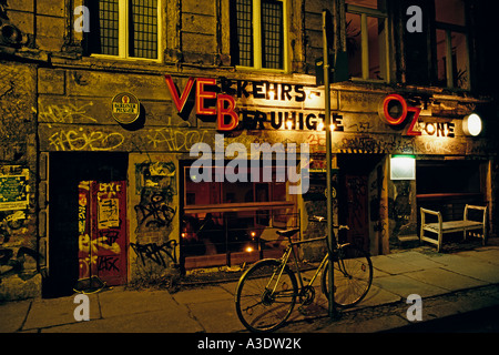 Ehemalige ostdeutsche Bar in einem baufälligen Haus im Zentrum der ...