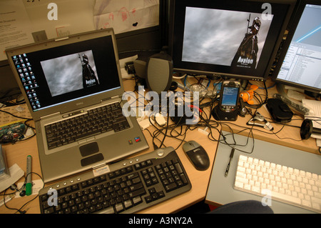 Unordentliche Büro Kabel und Leitungen Stockfotografie - Alamy