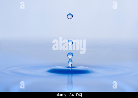 Wassertropfen fallen und tropft auf Wasser-Spiegel. Wasser Tropfen ...