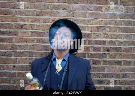 Mann Rauchen eines Joints Marihuana Stockfotografie - Alamy