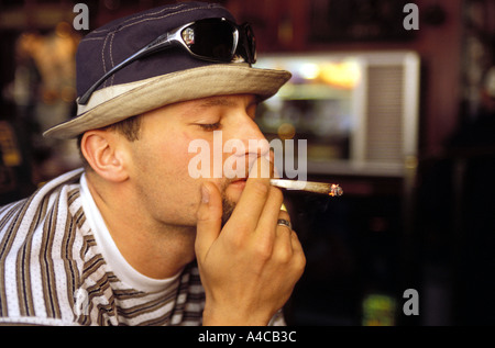 Mann Rauchen eines Joints Marihuana Stockfoto, Bild: 4897969 - Alamy