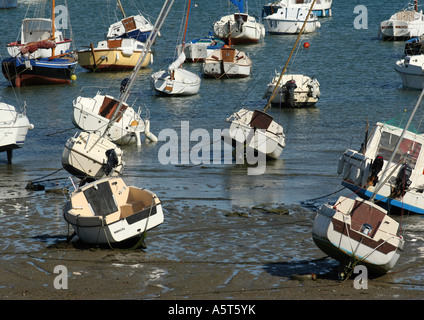 Wattenmeer bei Ebbe mit einem Segelboot, Hallig Hooge, Nordfriesland ...