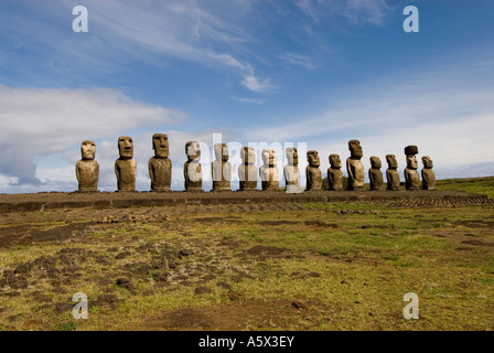 Chile-Osterinsel-Array von 15 Statuen oder Moai auf einer Plattform ...