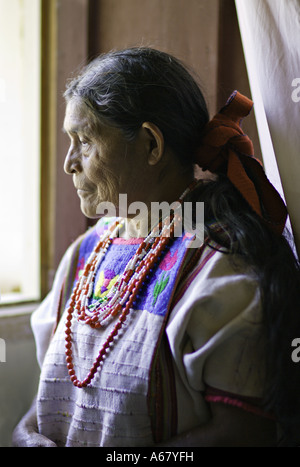 GUATEMALA ACAL ältere einheimische Mam Maya-Frau in traditioneller ...