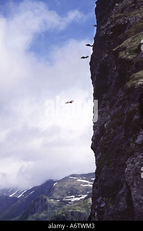 BASE-Jumper startet sich die Klippen der Kjerag im Lysefjord, Norwegen ...