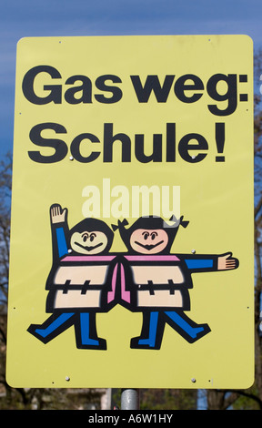 Schild Verkehr Verkehrsschild Schule Ferien großgeschrieben Rufzeichen ...