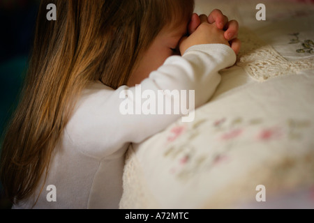 Kinder Bett beten Stockfotografie - Alamy