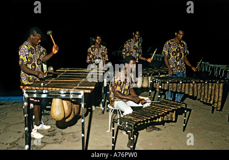 Afrikanische Percussion Instrumente - Shaker aus Ju-Ju bean Muscheln ...