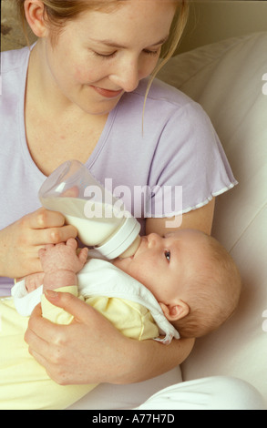 Frau, Fütterung Baby mit Flasche im park Stockfotografie - Alamy
