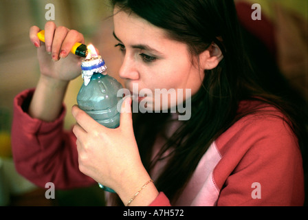 Junge Frau Rauchen von Crack-Kokain aus hausgemachten Wasserpfeife ...
