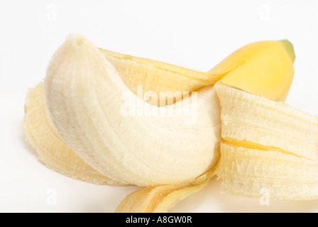 Halbe geschälte Banane Stockfoto, Bild: 74604546 - Alamy
