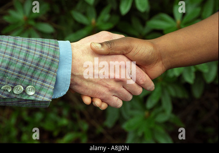 Schwarz / weiß Händeschütteln Stockfotografie - Alamy