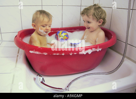Zwei jungen, die in einer Wanne Baden Stockfotografie - Alamy