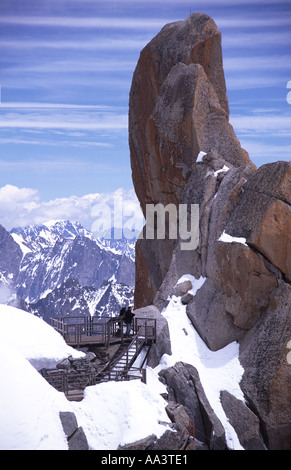 Touristen auf eine Aussichtsplattform, Aiguille du Midi, Mont-Blanc-Massiv, Chamonix ...