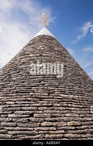 Trullo-Haus mit losen Stein Kegeldach und Feld gepflanzt mit Zwiebeln ...