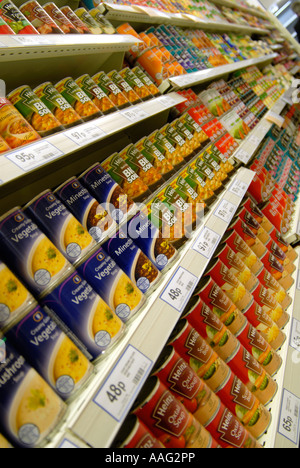 Supermarkt-Regale gefüllt mit Konserven Stockfotografie - Alamy