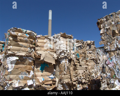 Papier und Karton Ballen, recycling-Anlage. Lleida, Katalonien, Spanien ...