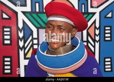 Ndebele Frau trägt eine Tracht und Idzilla, Bronze oder Kupfer Halsringe, Südafrika ...