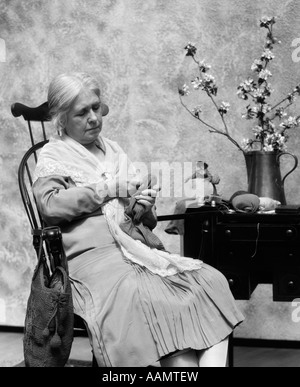 Frau Stopfen Socke Stockfotografie - Alamy