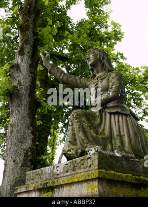 Statue von Jeanne d ' Arc im Dorf in der Abtei von Mont Saint-Michel, Normandie, Frankreich ...