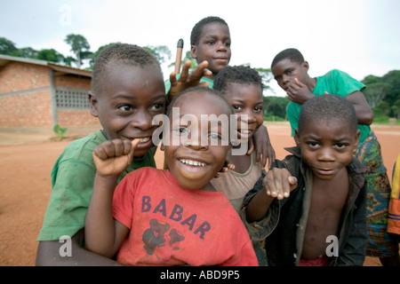 Pygmäen Kinder in der Schule in der Republik Kongo Stockfotografie - Alamy