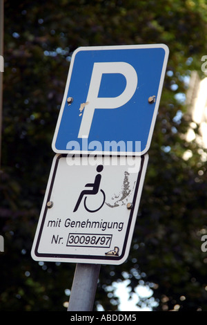 Parkplatz für Autos, Behindertenplätze, Schild auf dem Asphalt ...