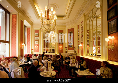Wien Österreich Cafe Sacher Interieur confiserie Stockfotografie - Alamy
