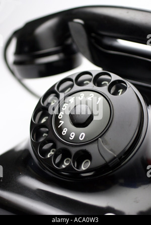 Eine antike, alte Festnetz-Telefon. Telefon auf weißem Hintergrund, Ein ...