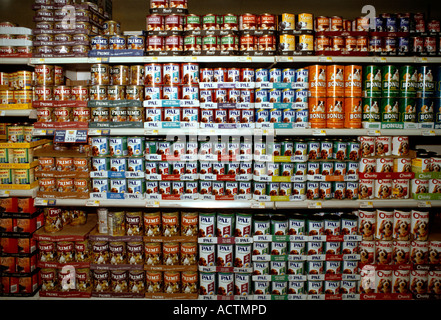 Dosen Hundefutter Regal in einem Geschäft Stockfoto, Bild: 67023617 - Alamy